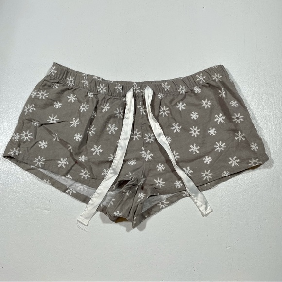Forever 21 | Intimates & Sleepwear | Gray Snowflakes Pj Pajama Shorts ...